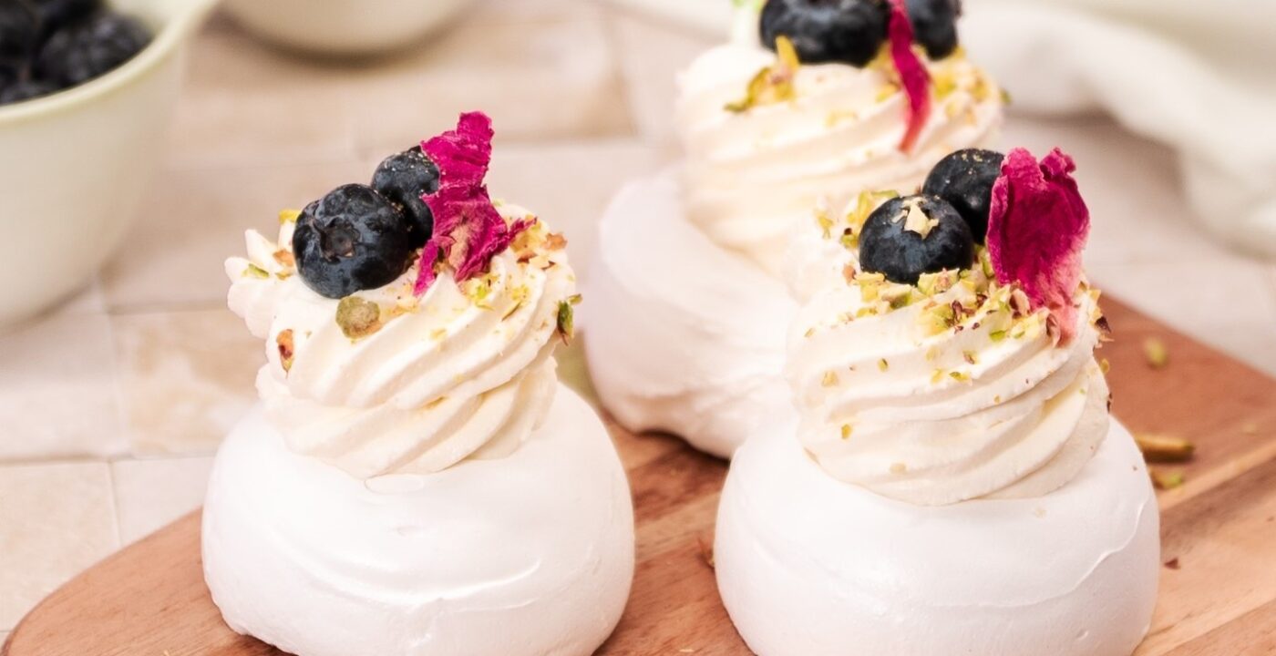 Mini Pavlove z kremem i owocami